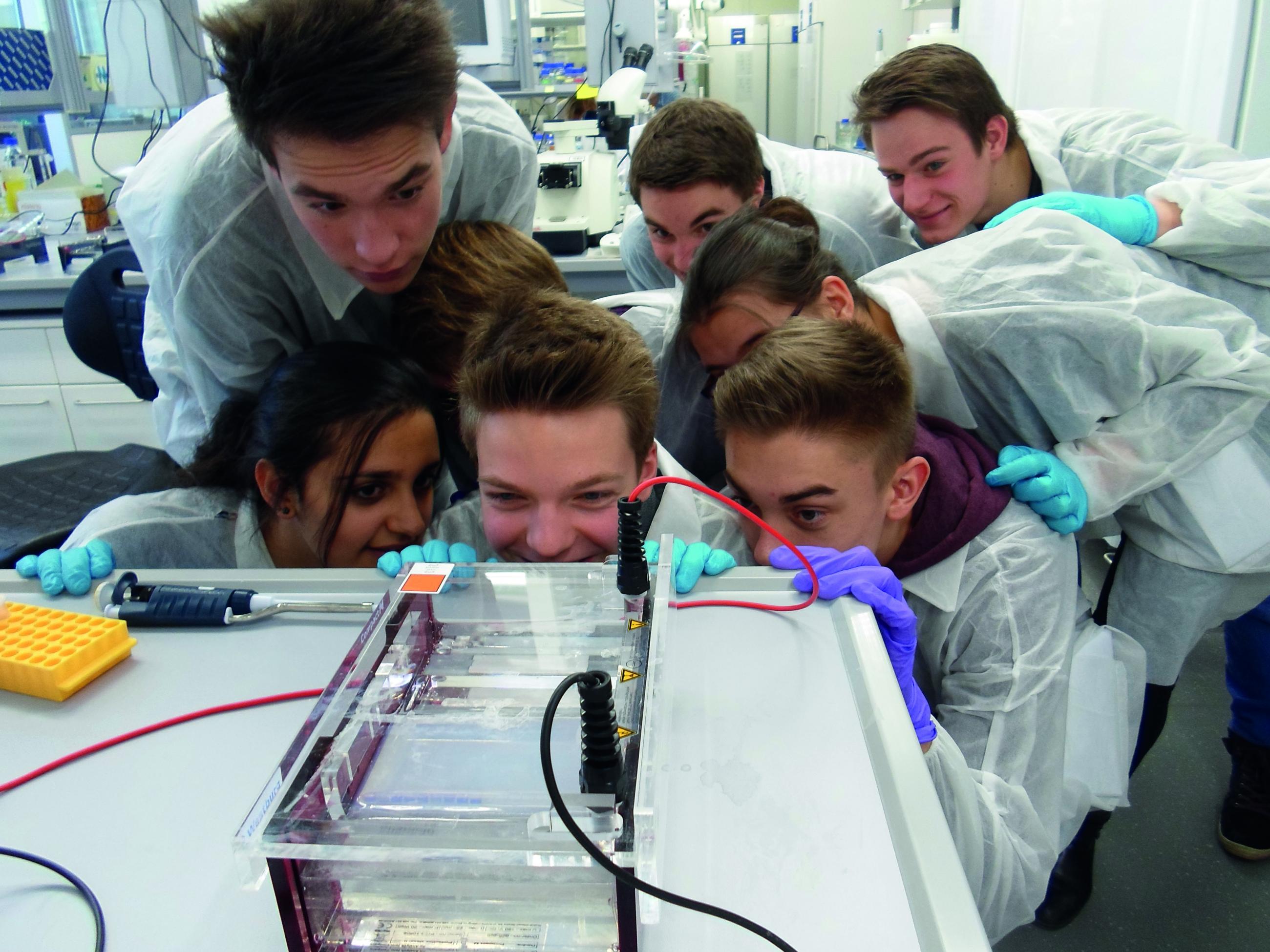 Le Scienteens Lab propose des cours en laboratoire sur des sujets ...