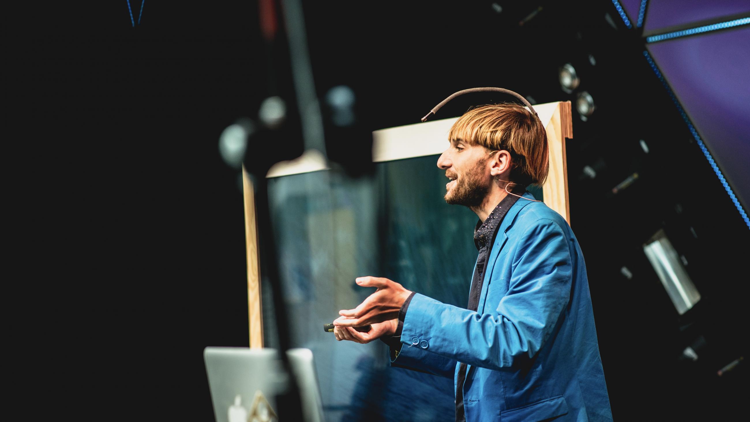 Wenn aus Farben Töne werden: Cyborg Neil Harbisson beim Auftakt von The ...