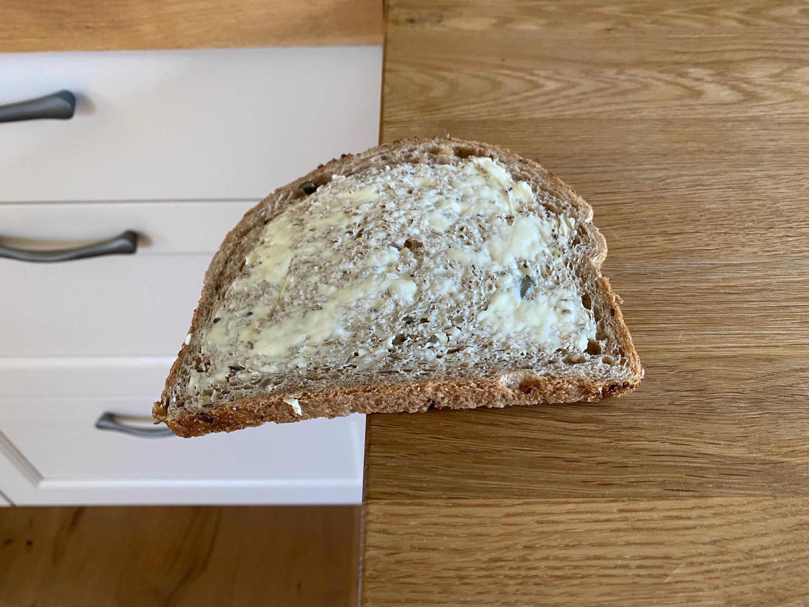 Firwat lant eng Botterschmier ëmmer mat der Bottersäit no ënnen?